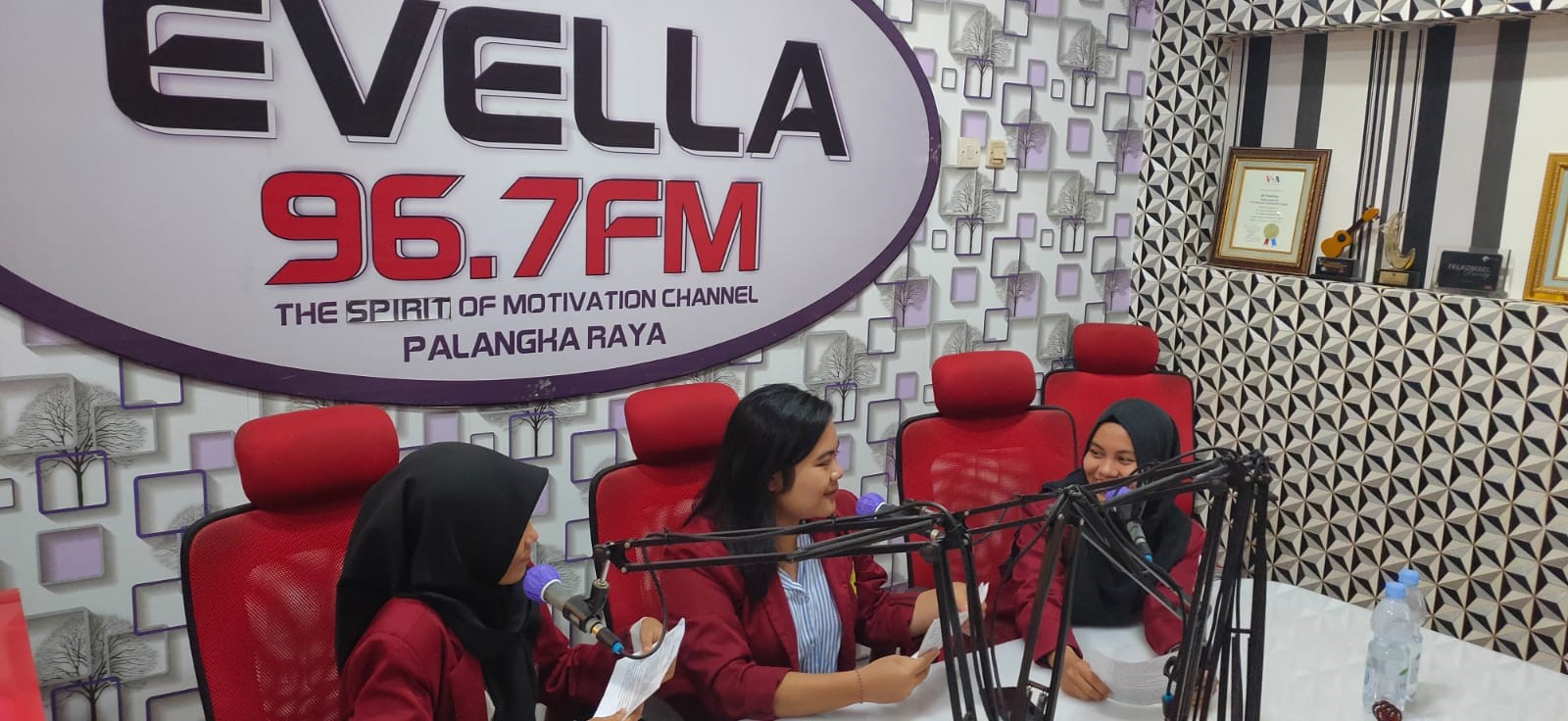 SHARING SESSION “ASI EKSKLUSIF” DI RADIO EVELLA 96.7 FM BERSAMA MAHASISWA JURUSAN GIZI ...